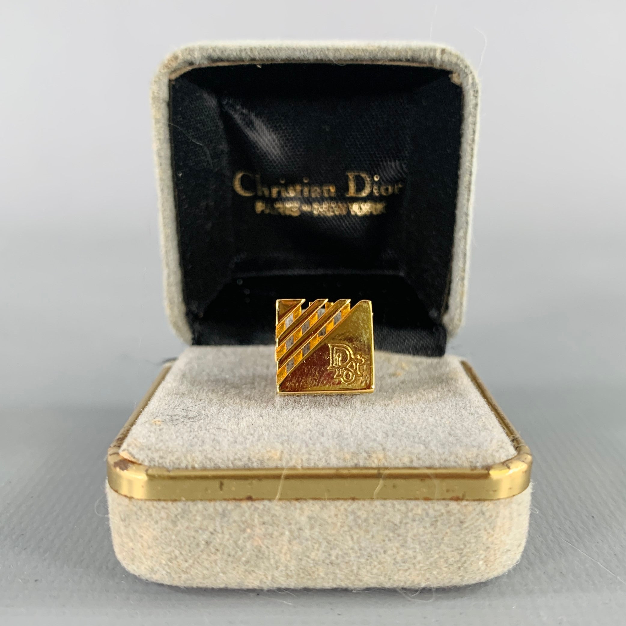 CHRISTIAN DIOR Gold Metal Engraved Monogram Brooch Pin – Sui Generis ...